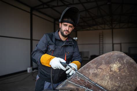 작업장에서 용접 토치를 사용하여 금속 부품을 용접하는 금속 작업자 25 29세에 대한 스톡 사진 및 기타 이미지 25 29세 강철 건설 기계류 Istock
