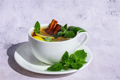 레몬 계피 스틱 민트 잎을 곁들인 블랙과 녹차 뜨거운 음료 건강한 멜리사 차 천연 유기농 아로마 드링크 여름 가을 겨울 따뜻한 음료 감귤류 과일에 대한 스톡 사진 및 기타