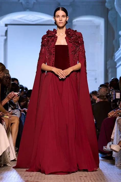 فساتين أم العروس ذات الألوان الكلاسيكية والمعاصرة مجلة هي