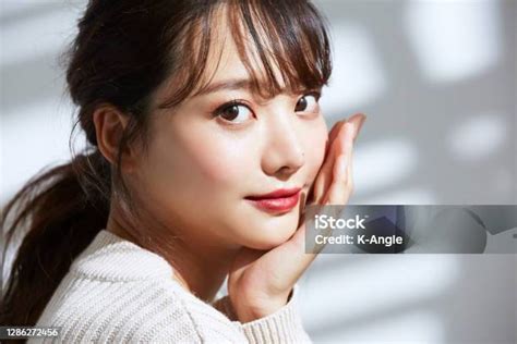 빛과 그림자 배경에 젊은 아시아 여성의 아름다움 초상화 가을에 대한 스톡 사진 및 기타 이미지 가을 겨울 귀여운 Istock