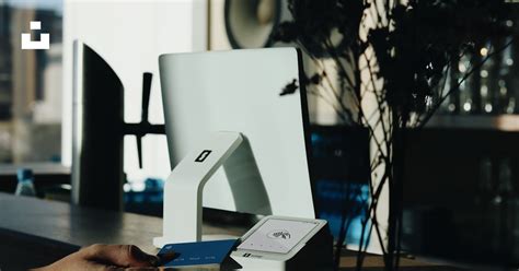 한 사람이 칼로 종이를 자르고 있습니다 사진 Unsplash의 무료 사업 이미지