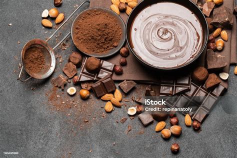 초콜릿 크림 또는 녹은 초콜릿의 세라믹 그릇 어두운 콘크리트 배경에 초콜릿의 견과류와 조각 냅킨에 대한 스톡 사진 및 기타 이미지 Istock