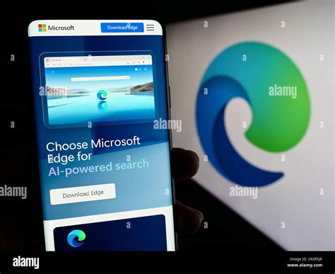 person die ein mobiltelefon mit einer webseite des webbrowsers