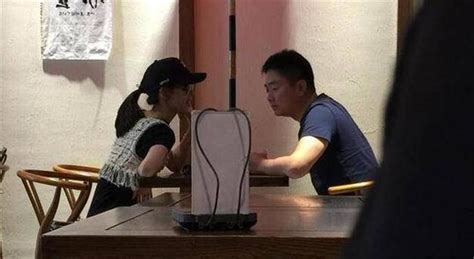 刘强东夫妻下午茶怎么回事章泽天再现崇拜脸撒狗粮夫妻同框似父女 明星八卦 海峡网