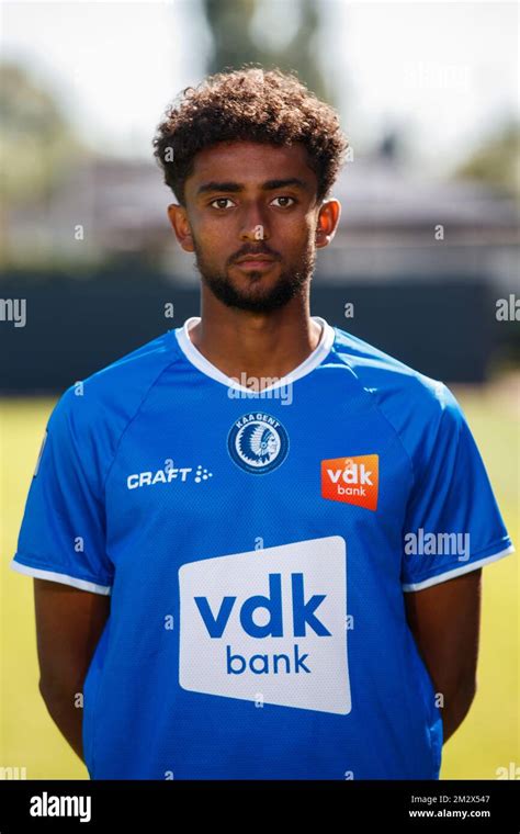 Gent S Tes Tekie Poses For Photographer In Marge Of