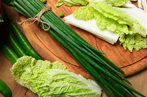 나무 부엌 보드에 야채 파 딜과 완두콩 나무 배경에 얇게 썬 양배추 신선하고 건강한 음식의 개념 정물 0명에 대한 스톡 사진 및 기타 이미지 Istock