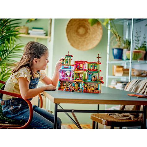 لگو سری دیزنی مدل خانه جادویی مادریگال 43245 Lego Disney Enkanto Magical House Of Madrigal
