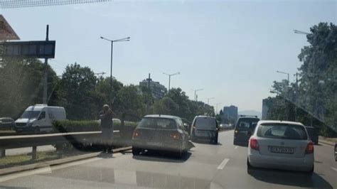 В рамките на час Две катастрофи затрудниха движението на Цариградско шосе