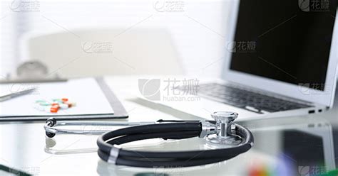 听诊器处方表格放在玻璃桌上并配有笔记本电脑医学或药学概念医生工作台上的医疗工具