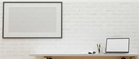 클로즈업 노트북 빈 화면과 테이블에 복사 공간이 있는 현대적인 홈 작업 공간 흰색 벽돌 벽에 포스터 프레임 모형 3d 렌더링 3d 그림 사진 Unsplash의