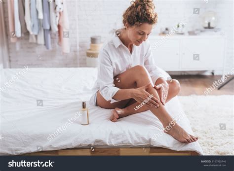 10 387 Woman Lotioning Legs Bilder Stockfotos Und Vektorgrafiken