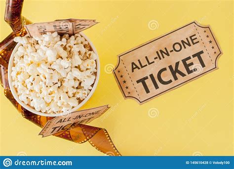 Boletos De La Pel Cula Tiras De La Pel Cula Y Palomitas En Fondo Azul Copie El Espacio Para El