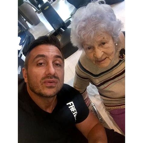 Коцето сваля баба Ани