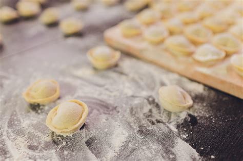 검은 색 배경 밀가루 롤링 핀 숟가락 평평한 평지 수평으로 생 만두 고기에 대한 스톡 사진 및 기타 이미지 고기 그릇 날것 Istock