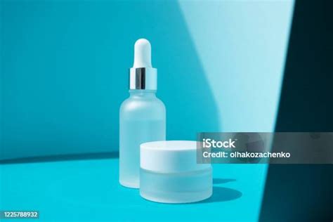 프로 스 드 유리 병 필수 콜라겐 안티 에이징 세럼과 얼굴 보습 제 크림 블루 종이 배경 상단 보기 스킨 케어 뷰티 제품 보습제에 대한 스톡 사진 및 기타 이미지 Istock
