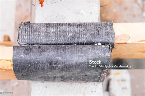 1 층과 2 층 사이의 칸막이 용 목재 빔은 방수를 위해 역청 기반 루핑 펠트로 보호됩니다 건설 산업에 대한 스톡 사진 및 기타 이미지 Istock