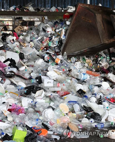 가득 쌓인 플라스틱 쓰레기 연합뉴스