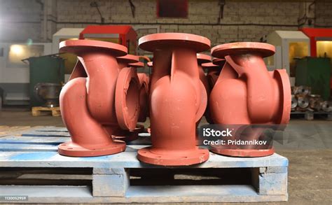 철 또는 주철 파이프 밸브를 만들기 위한 기초는 나무 패널에 추가 밀링 기계에 처리 하기 전에 거짓말 밸브는 공장에서 만드는 레드 기지 강철에 대한 스톡 사진 및 기타