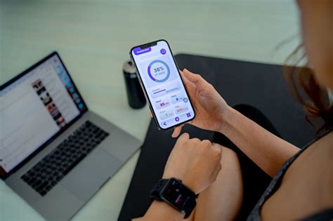 식품 관리 및 체중 감량 개념 샐러드 과일 주스 빵 신선한 채소와 식탁에서 스마트 폰 화면에 칼로리 카운터 응용 프로그램 건강한 식생활 다이어트에 대한 스톡 사진 및 기타