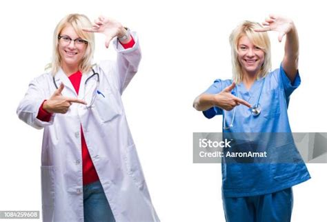의사와 간호사 여자 웃는 행복 한 얼굴로 손가락과 손으로 만드는 프레임 화이트 고립 된 배경 위에 콜라주 창의력과 사진