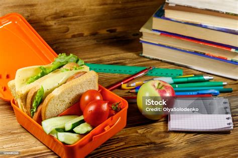 학교 개념으로 돌아갑니다 나무 책상 위에 샌드위치와 신선한 채소를 곁들인 학용품 서적 사과 도시락 개념에 대한 스톡 사진 및 기타 이미지 Istock