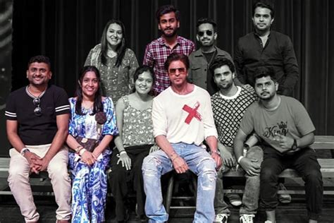 জন্মদিনের আয়োজনে শাহরুখের সাথে বাংলাদেশি ভক্তরা