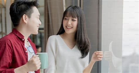 행복 아시아 커플 웃음 미소와 함께 부엌 식료품 저장실 유머 감정적 캐주얼 휴식 방 인테리어 배경 사진 Unsplash의 복사 공간 이미지