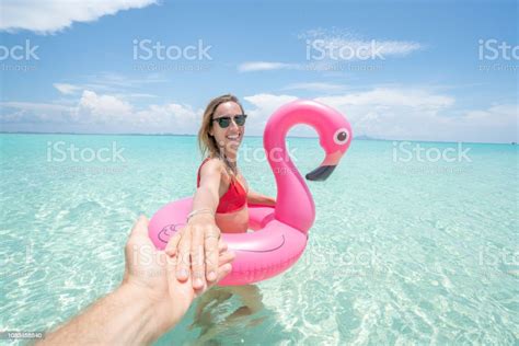 날 따라 개념 여자 최고의 남자 친구 목가적인 해변에 태국의 섬에 깨끗 한 맑은 물에서 풍선 플라밍고와 함께 사람들이 여행 럭셔리 재미와 멋진 태도 개념 홍학에 대한 스톡