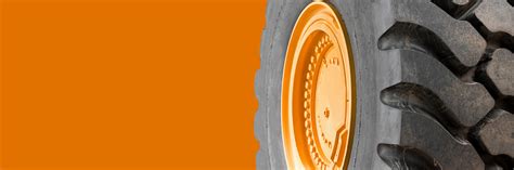 볼트로 고정 된 노란색 휠 림이있는 중공업 기계의 새로운 대형 타이어 복사 공간이있는 이미지 0명에 대한 스톡 사진 및 기타