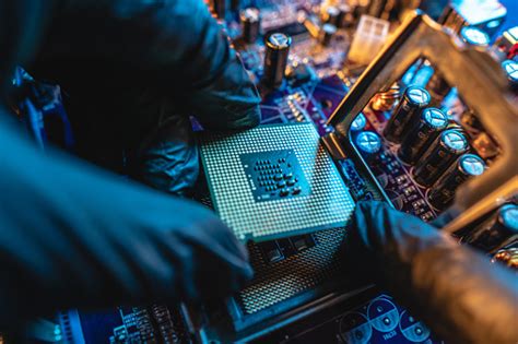 마더보드의 소켓에 삽입하는 손 Cpu를 들고 엔지니어 수리 네온 라이트의 기술 하드웨어 데스크탑 컴퓨터에 대한 스톡 사진 및