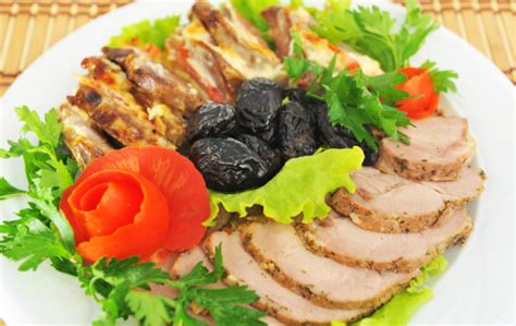 고기류 자르다 대상쪽으로 슬라이스 아름답게 양상추와 토마토색 건강한 생활방식에 대한 스톡 사진 및 기타 이미지 건강한 생활방식 건강한 식생활 고기 Istock