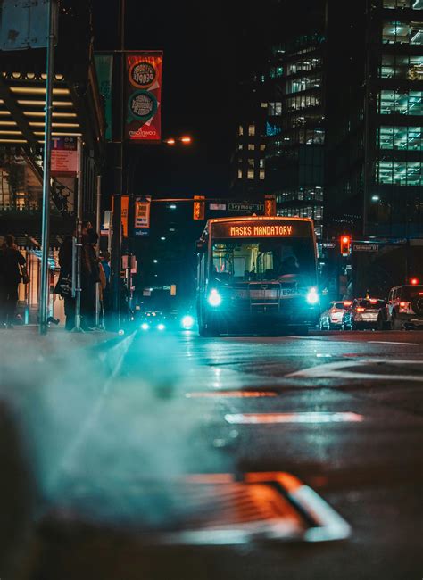 집 밖의 가로등 거리 거리 장면 건물 고층 건물 교통 담배를 피우다 대중교통 도로 도시 도시 경관 도시 풍경 도시의 도시의 불빛 도시의 삶