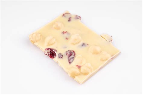 초콜릿 바의 매크로 사진입니다 흰색 배경 위에 깨진 조각 흰색 배경에 격리된 밀크 초콜릿 조각 0명에 대한 스톡 사진 및 기타 이미지 Istock