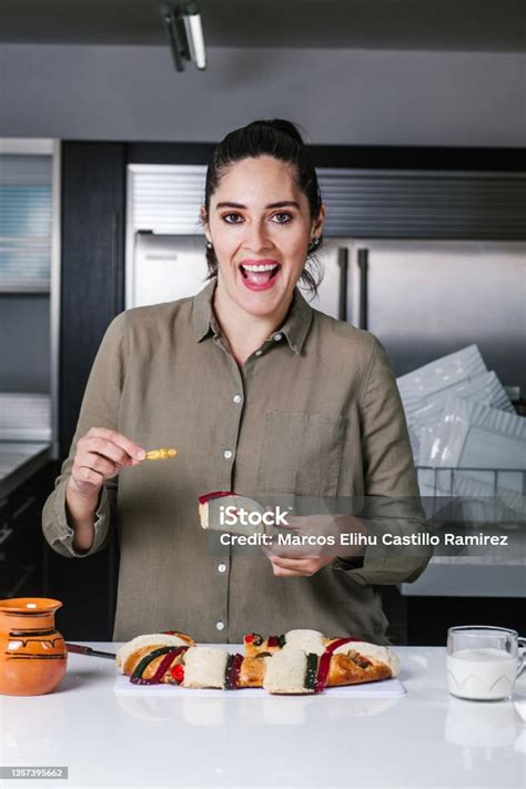 로스카 드 레예스 또는 주현절 케이크를 먹는 멕시코 여성 전통적인 멕시코 초콜릿 컵과 로스콘 드 레예스 12월에 대한 스톡 사진 및 기타 이미지 Istock