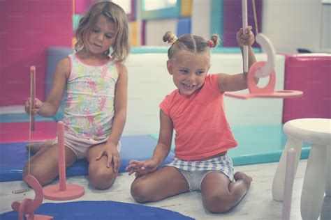 놀이터에 있는 두 어린 소녀 백인 소녀들은 바닥에서 놀고 있습니다 사진 Unsplash의 놀이방 이미지