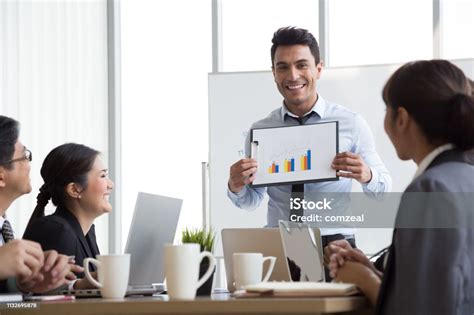 회의 중에 동료에 게 프레젠테이션을 제공 하는 비즈니스 임원 오피스 컨셉의 브리핑 프로젝트 경영자에 대한 스톡 사진 및 기타 이미지 Istock