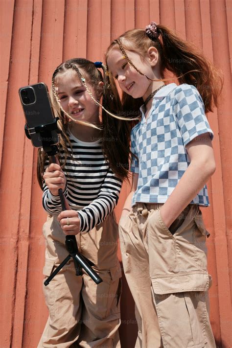 나란히 서 있는 두 소녀 사진 Unsplash의 소셜 미디어 이미지