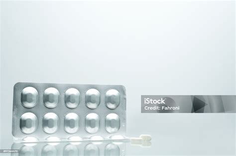 그림자와 흰색 배경에 흰색 태블릿 약 2 알 약의 알루미늄 포 일 물집 팩은 고 텍스트 위한 공간을 복사 합니다 제약 포장 및 의학 저장소 개념 0명에 대한 스톡 사진 및