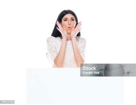 2029세의 어른 미모 키큰 사람 긴 머리 백인 젊은 여성 여성 서 있는 옷을 입고 1인 정면 허리까지 외치고 비명 불쾌 화가 시원한 자세를 보이고 들고 있는 자세 20