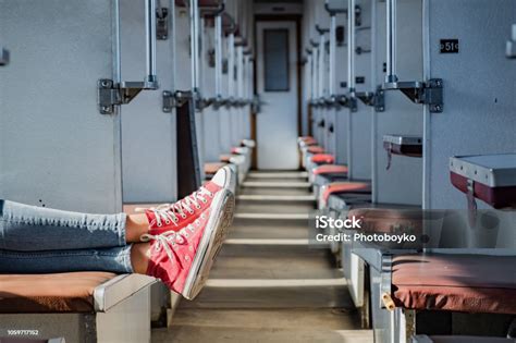 빈티지 빈에 빨간색 테니스 신발에 여자 다리 기차 자동차 기차에 대한 스톡 사진 및 기타 이미지 기차 잠자기 교통 수단 좌석 Istock