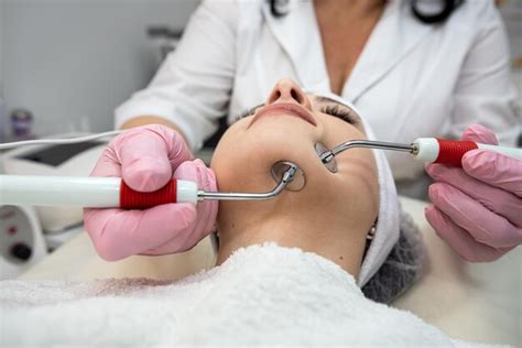 Premium Photo Young Pretty Woman Receiving Facial Performing