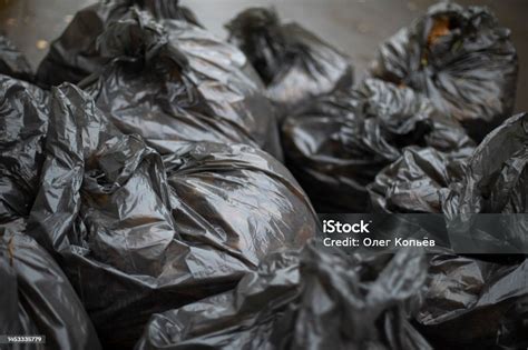 검은 쓰레기 봉투 거리에서 청소 쓰레기 봉투 검은 색 플라스틱 0명에 대한 스톡 사진 및 기타 이미지 0명 가득 찬 가방 Istock