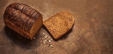 어두운 목조 배경에 얇게 썬 통곡물 빵의 상단보기 씨앗이 든 빵 덩어리 카피 스페이스 위쪽 보기 0명에 대한 스톡 사진 및 기타 이미지 Istock