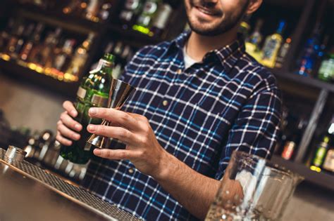 젊은 바텐더 서 에 바 카운터 들고 지거 와 알코올 쾌활한 클로즈업 갈색에 대한 스톡 사진 및 기타 이미지 갈색 나이트클럽 남성 Istock