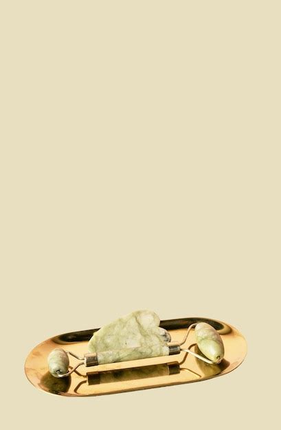 Gua Sha 마사지 돌 악기 수직 광고 배경에 스크레이퍼 및 롤러 프리미엄 사진