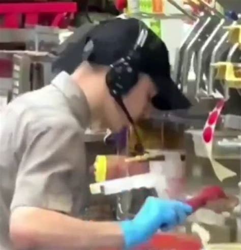 주변 살피더니 고객 버거에 ‘퉤러시아 패스트푸드점 직원 ‘충격 행동