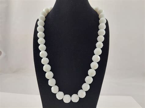 Белые бусы - 66 фото