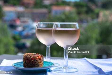프랑스 프로방스의 장미 와인 두 와인 잔에 야외 테라스에서 부드러운 염소 치즈와 차가운 제공 0명에 대한 스톡 사진 및 기타 이미지 Istock
