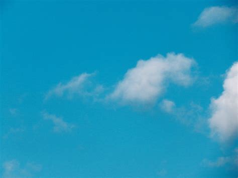 무료 사진 작은 흰 구름이 있는 밝은 푸른 하늘 차분한 분위기