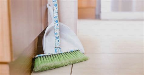 쓰레받기가 달린 벽에 기대어 있는 빗자루 사진 Unsplash의 깨끗이 이미지